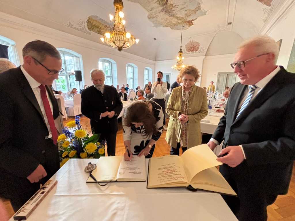 EIB-Vizepräsidentin Nicola Beer und Botschafterin Sylvie Lucas jüngste ...